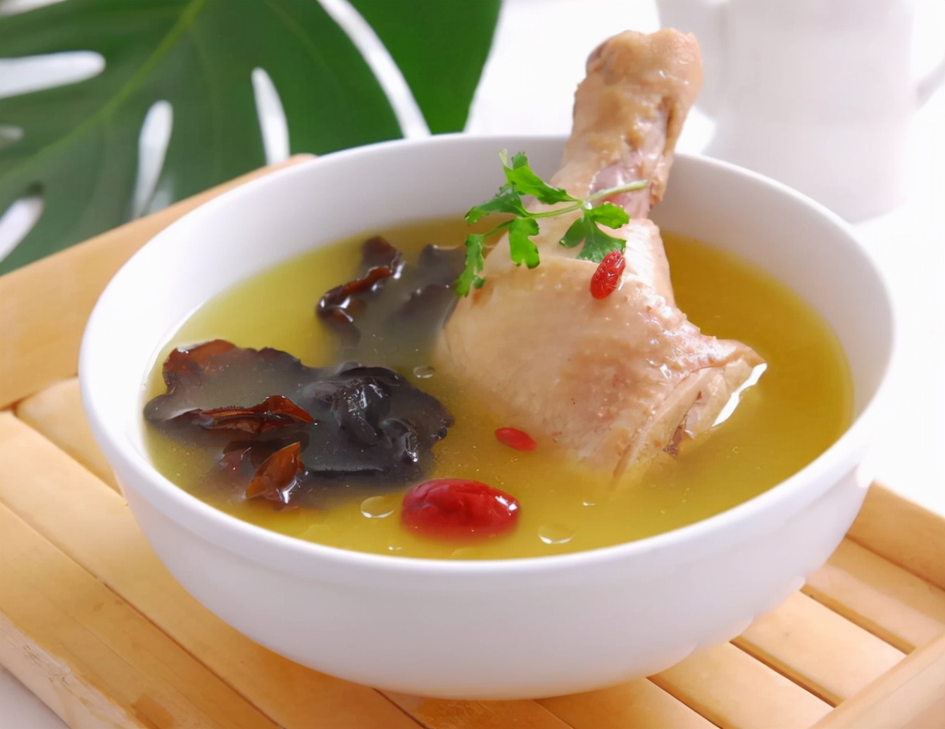 Drinking boiled apple water often can help children eliminate food ...