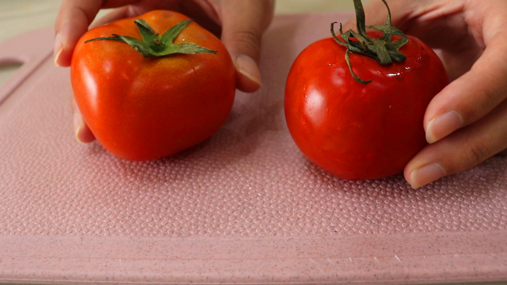 When buying tomatoes, teach you a trick. All the tomatoes you buy are ...