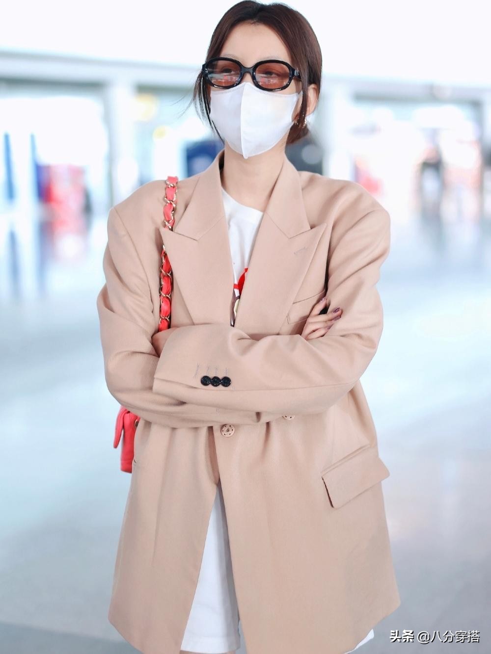 Sun Yi is showing her figure again, wearing a nude pink jacket to play ...