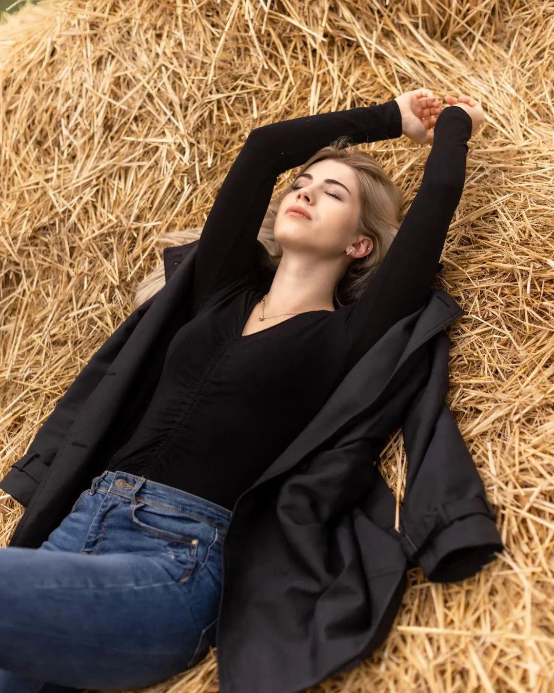 The beautiful fashion model anja keca, more than enough, light and not self-sustaining - iNEWS