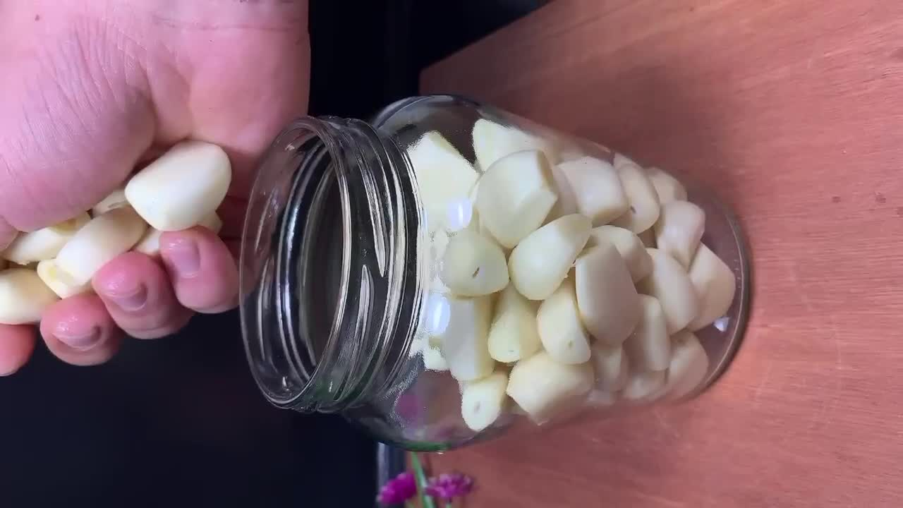 Teach you how to make laba garlic, which is tender, crisp and green in ...