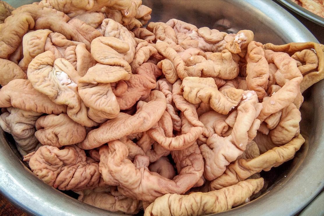 To clean pig intestines, salt and alkali will not work. The old butcher ...