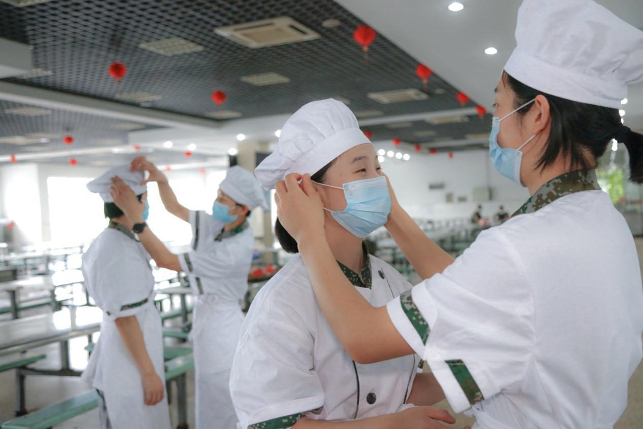 The youthful splendor of the female cooking soldier - iNEWS