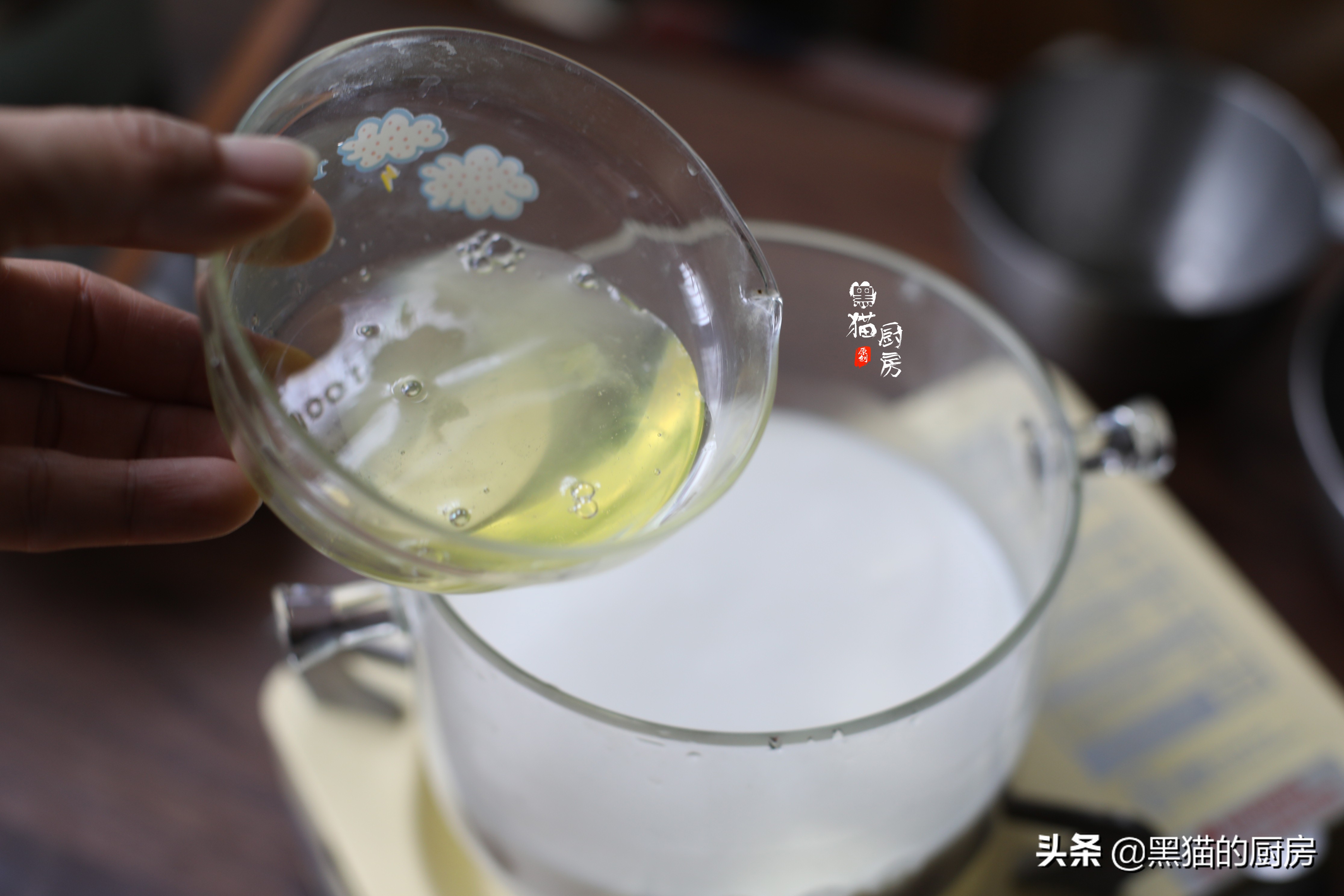 The almond dew that is moisturized and dry in autumn is easy to use ...