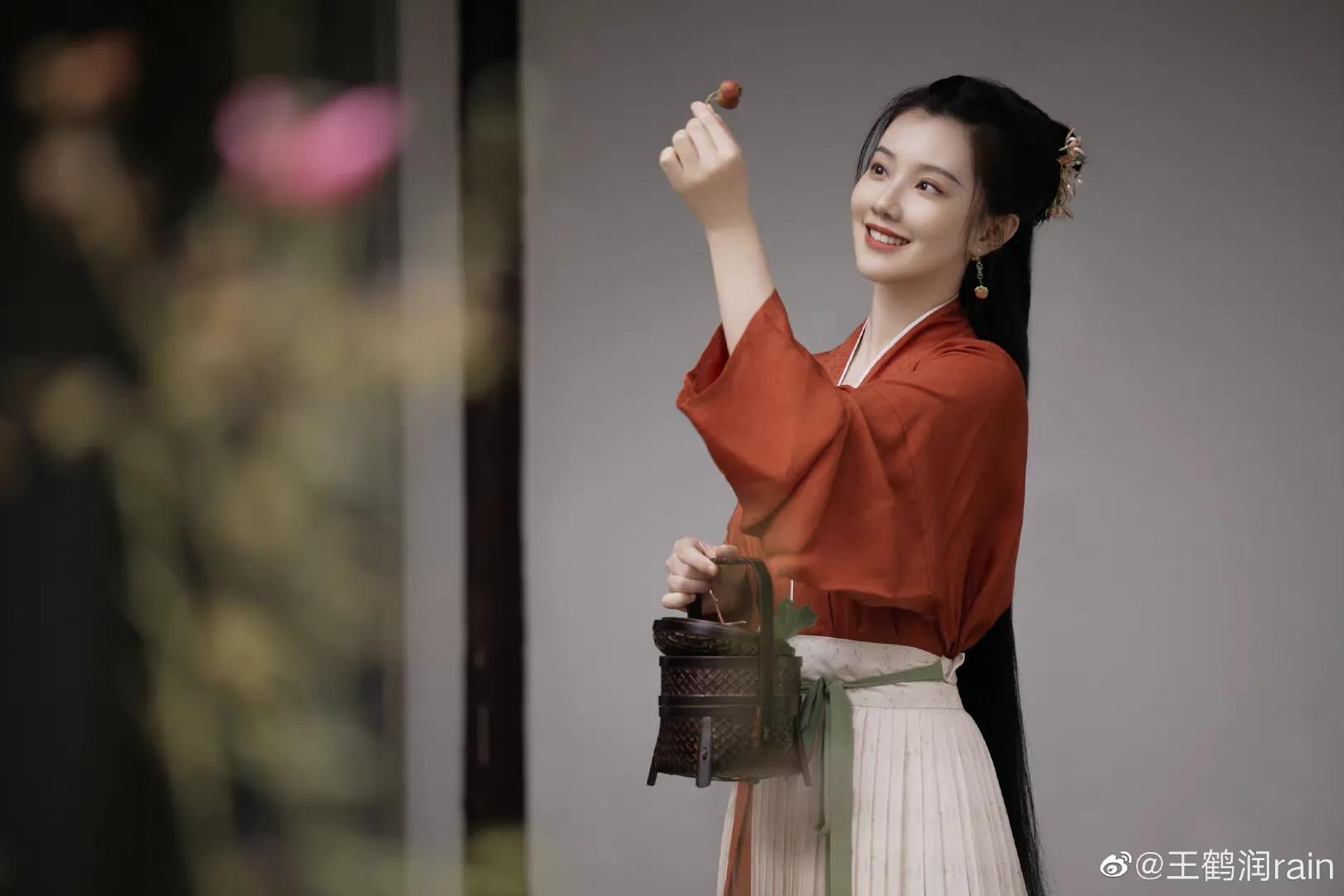 Wang Herun Hanlu's red-robed Hanfu is a blockbuster film, like a woman ...
