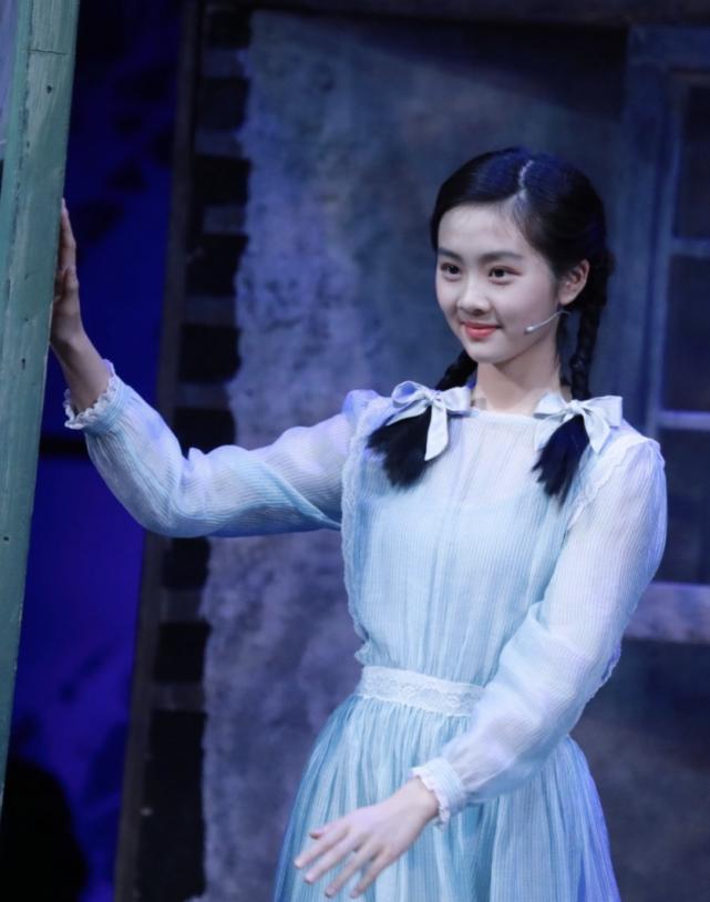 Ouyang Didi watched Huang Duoduo's drama and gave flowers, the two ...