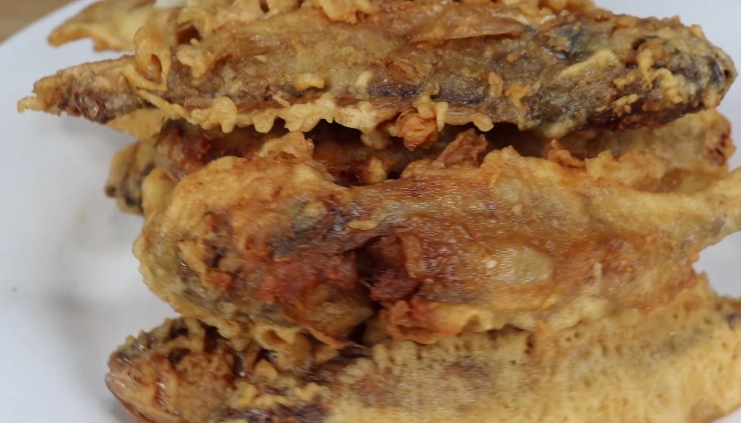 Starch or flour is used for fried fish. The chef teaches you how to do ...