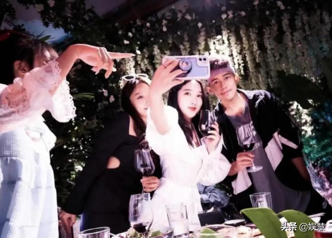 Li Yapeng set up his birthday two months in advance, surrounded by ...