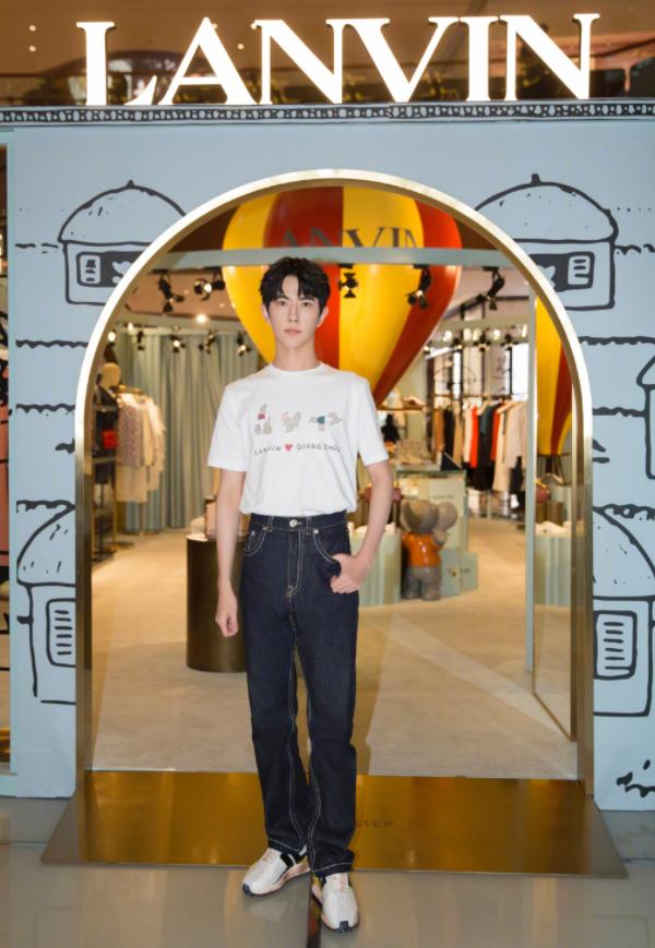 Don't dare to recognize that this is a man's waist?Seeing Yu Miu put on ...