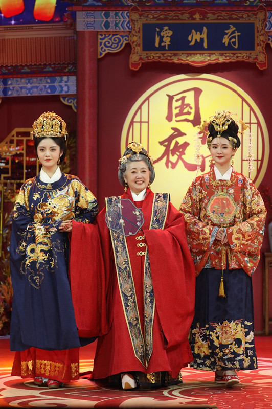 The 77-year-old Hanfu grandma is on fire. She wears Hanfu "beauty" out ...