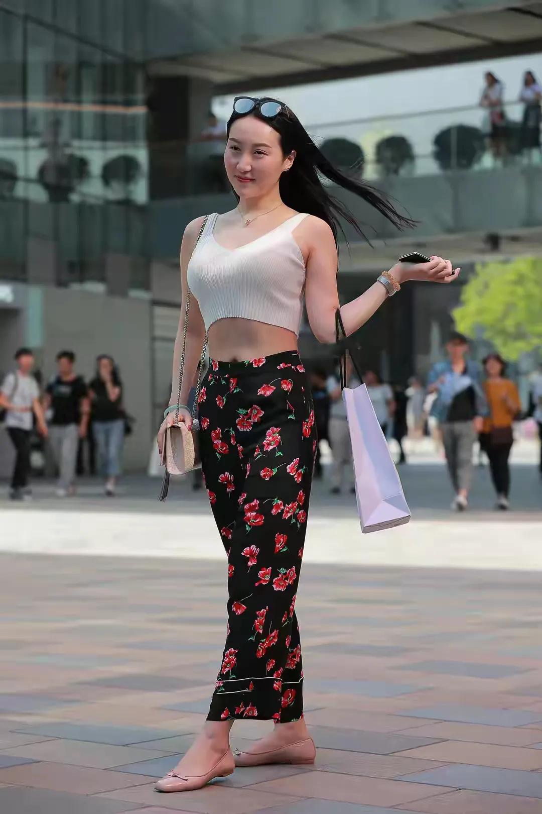 Street shot beautiful women - iNEWS