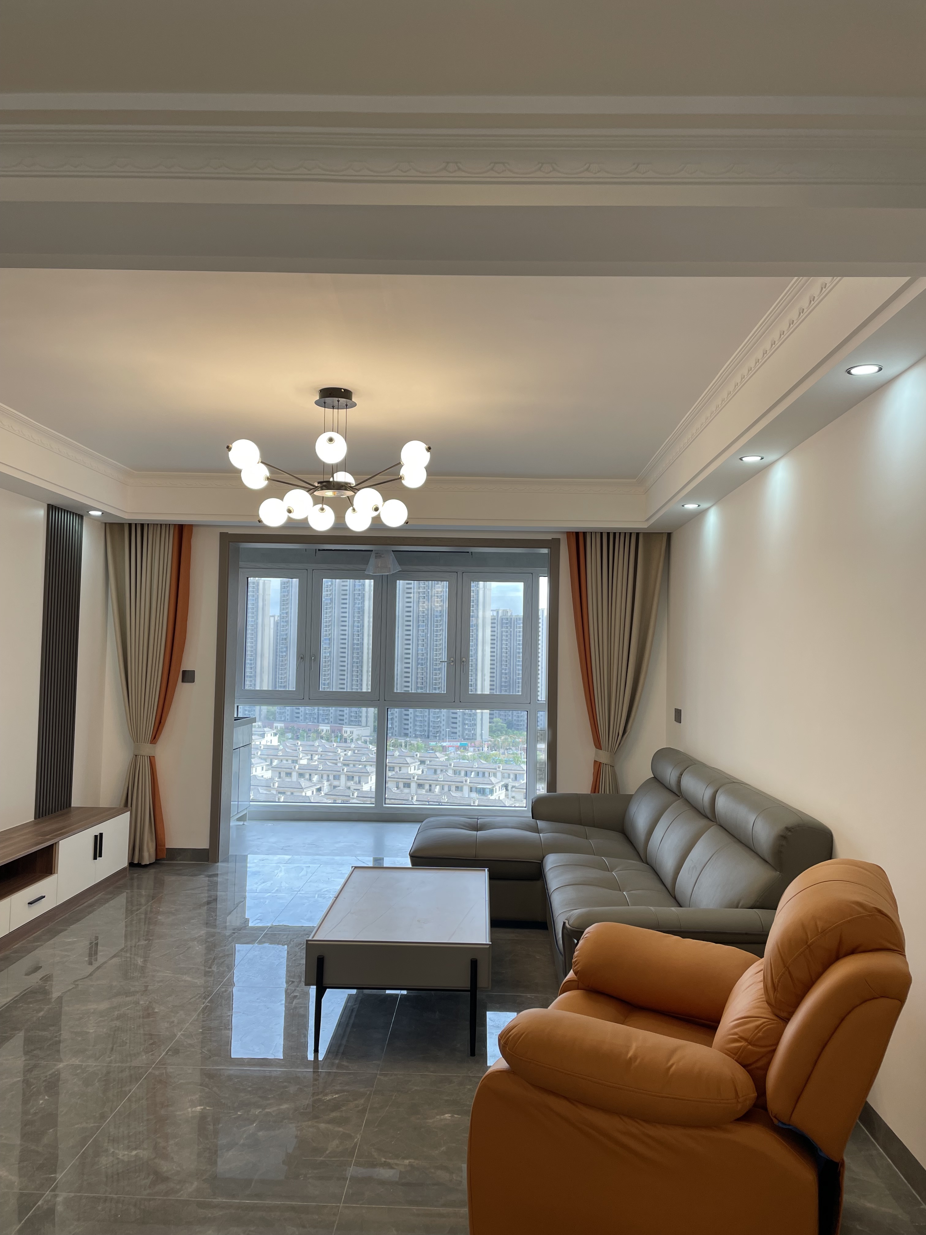 The real shot is 130 square meters, which is transparent from north to ...
