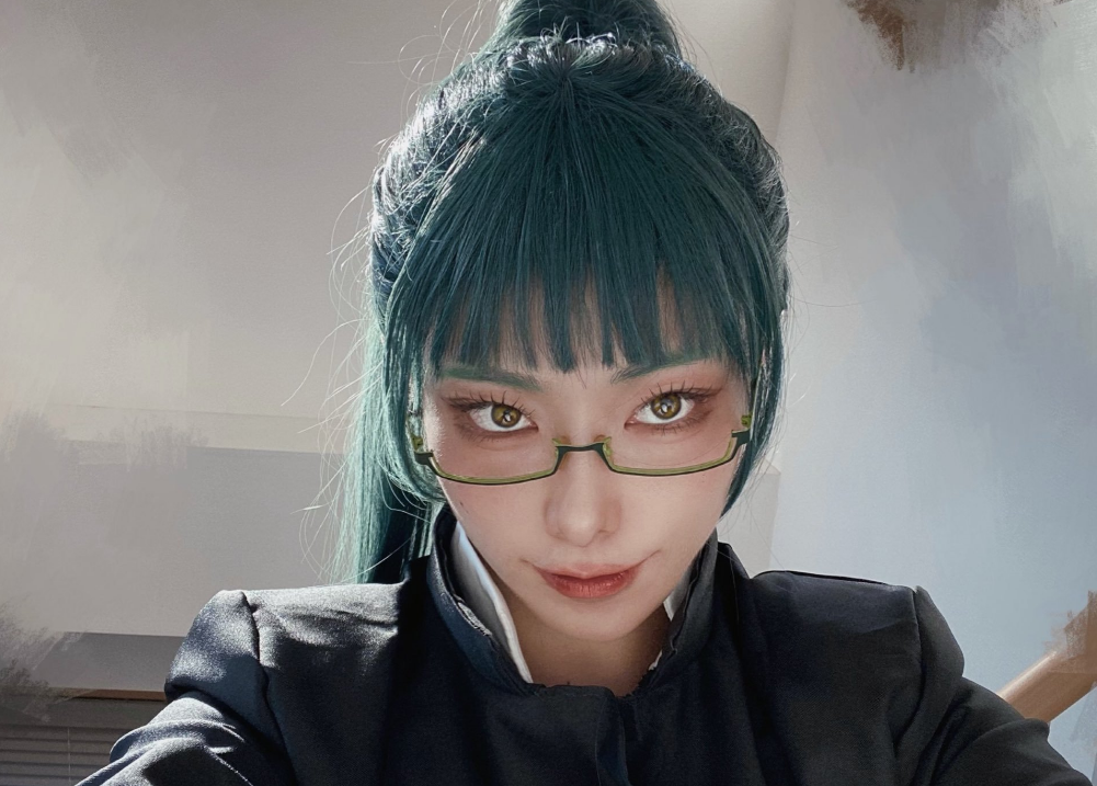 Japanese coser restores Maki-senpai, devil figure with black silk ...