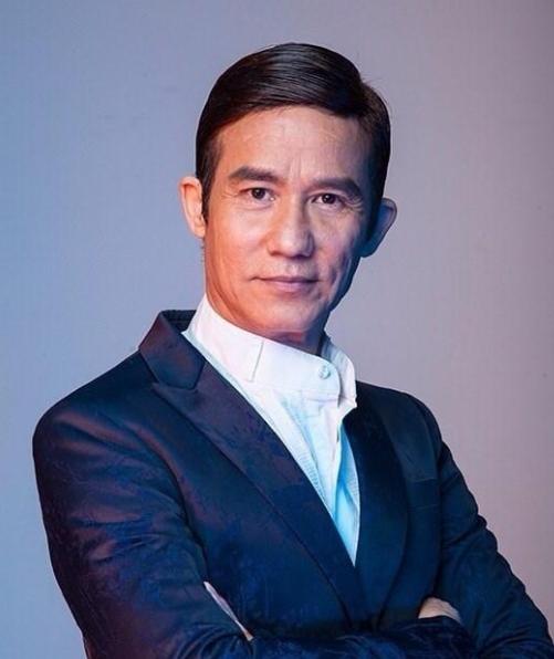 61-year-old Li Zixiong appeared in Sanya, took a sweet photo with ...