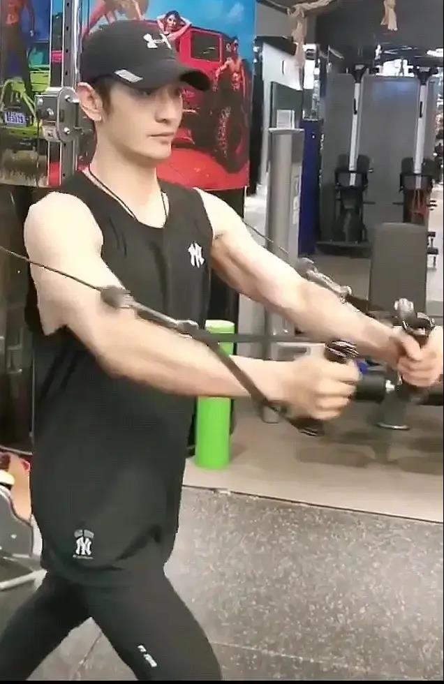 Huang Xiaoming's fitness photos have super beautiful muscle lines. He ...