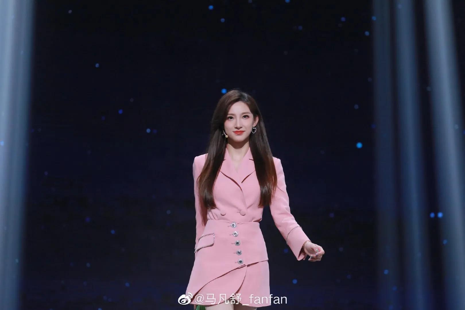 You can always believe in the beauty of CCTV: the costume style of the ...