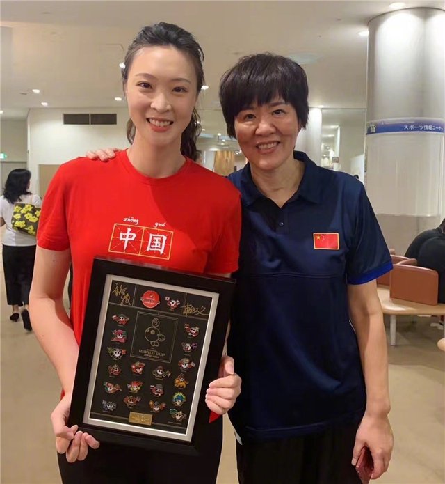 Hui Ruoqi hugs her daughter and kisses her husband!Old Yang smirked ...