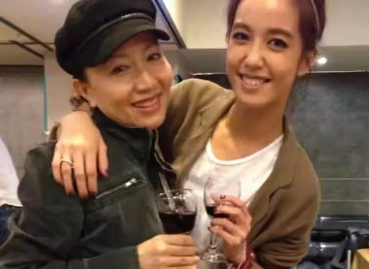 Another artist, left alone, 51-year-old female artist Hong Qiyang, who lived alone, died at home ...