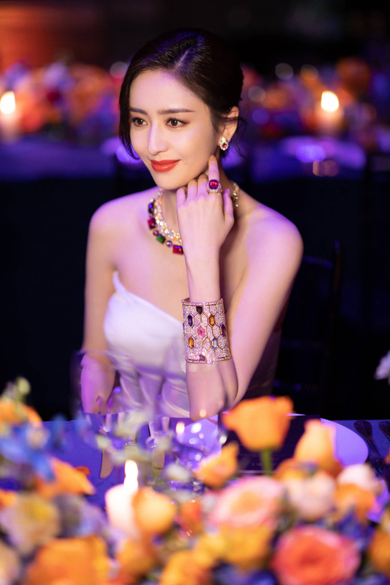 Tong Liya is too princess fan, she wears a tube top skirt to show her ...