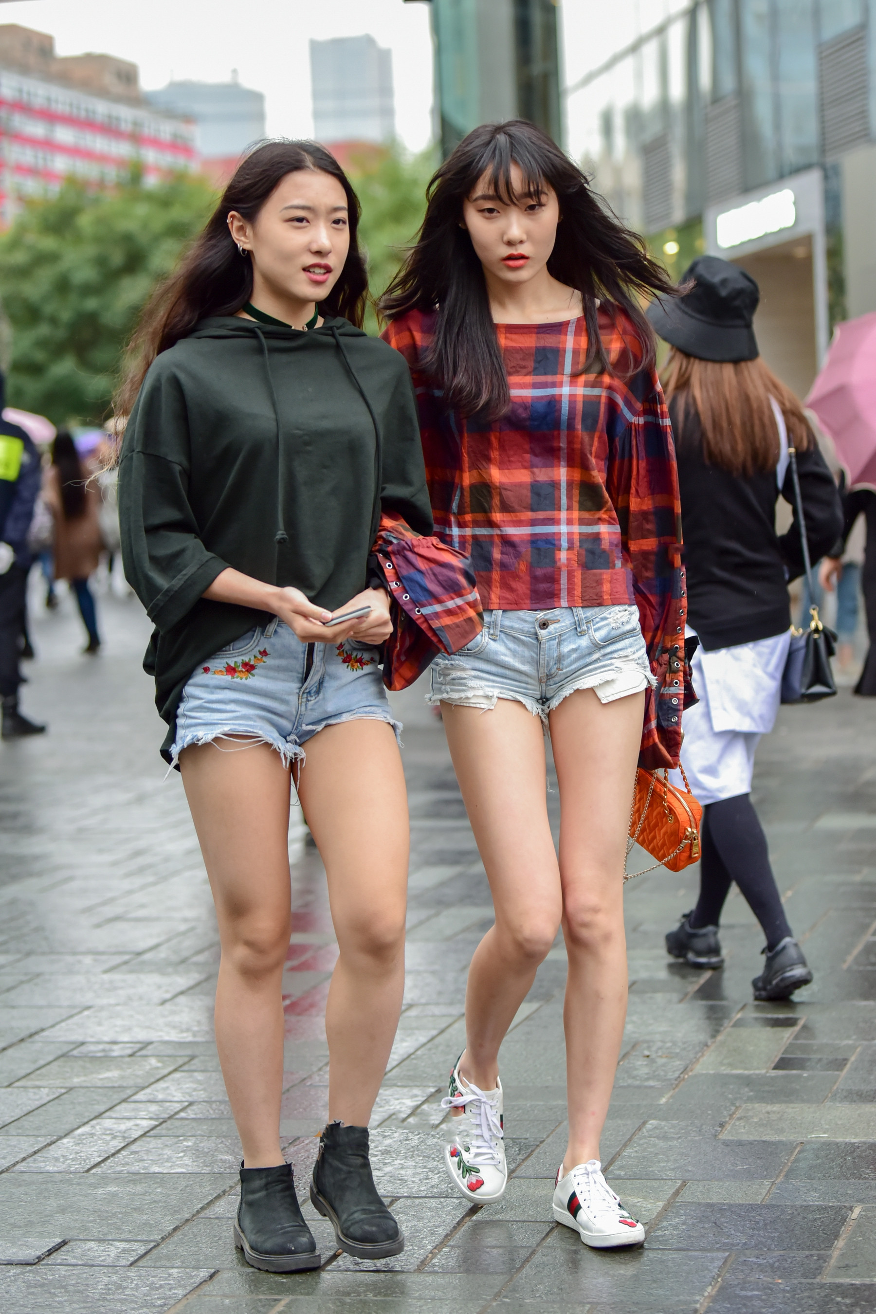 Street shot: sexy body perfect curve - iNEWS