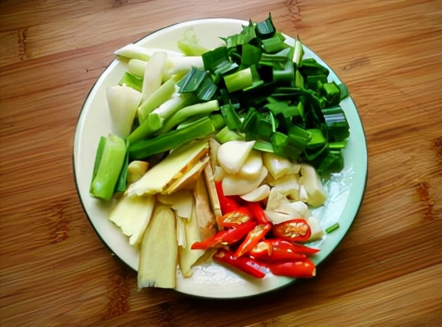 Braised crucian carp - iNEWS