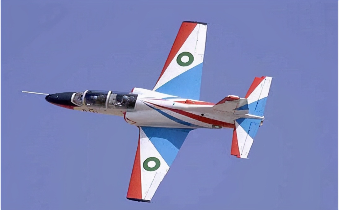 what happened?K8 landed at the airport, soldiers surrounded with rifles ...