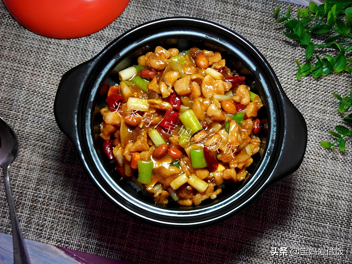 Crispy rice crust and tender chicken, this Kung Pao Chicken Claypot ...