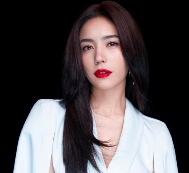 Xia Ruoyan was rated as a "wild beauty" by netizens for her superb ...