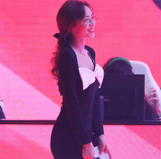 Is Yu Shuang not hiding anymore?Specially exposed the mole on the neck ...