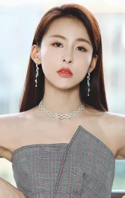 Elegant temperament, full of femininity one by one Jia Qing - iNEWS