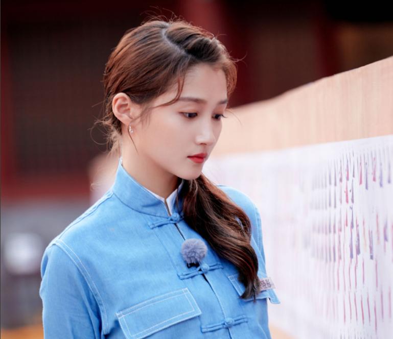 23-year-old Guan Xiaotong played in the big movie again, with Jiang Wen ...