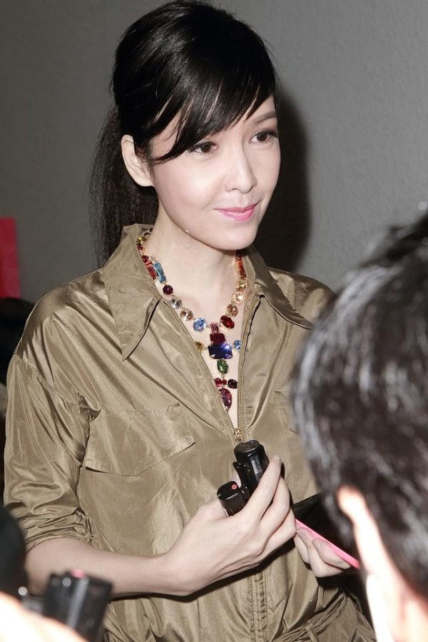 Although Zhou Huimin is over half a hundred years old, her skin ...