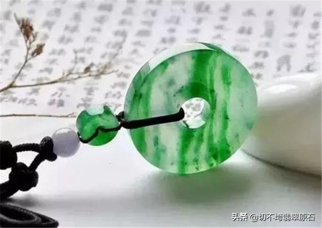 Jade has this kind of "golden thread" and is more valuable! See if you ...