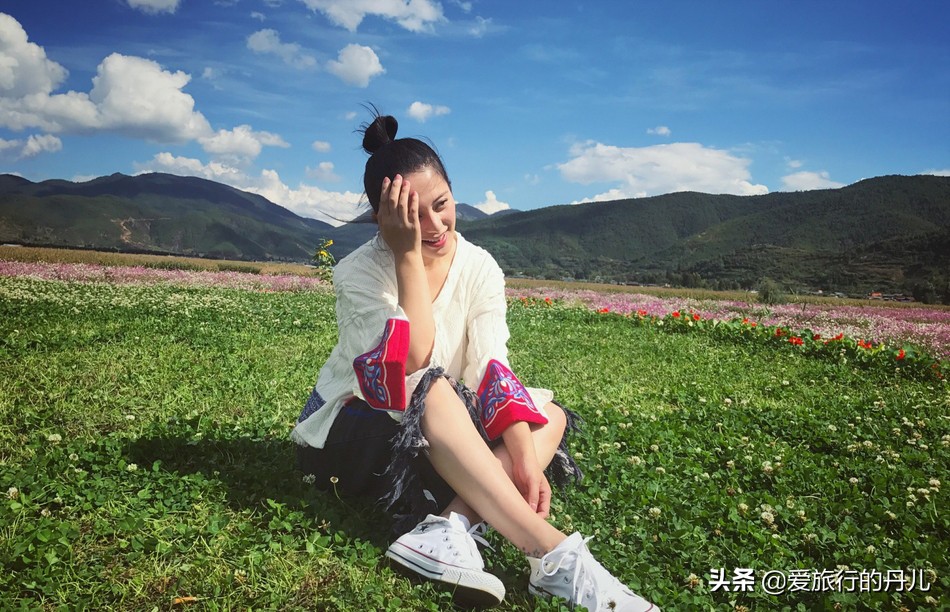 Wang Like's beautiful autumn photo shoot, wearing a white sweater ...