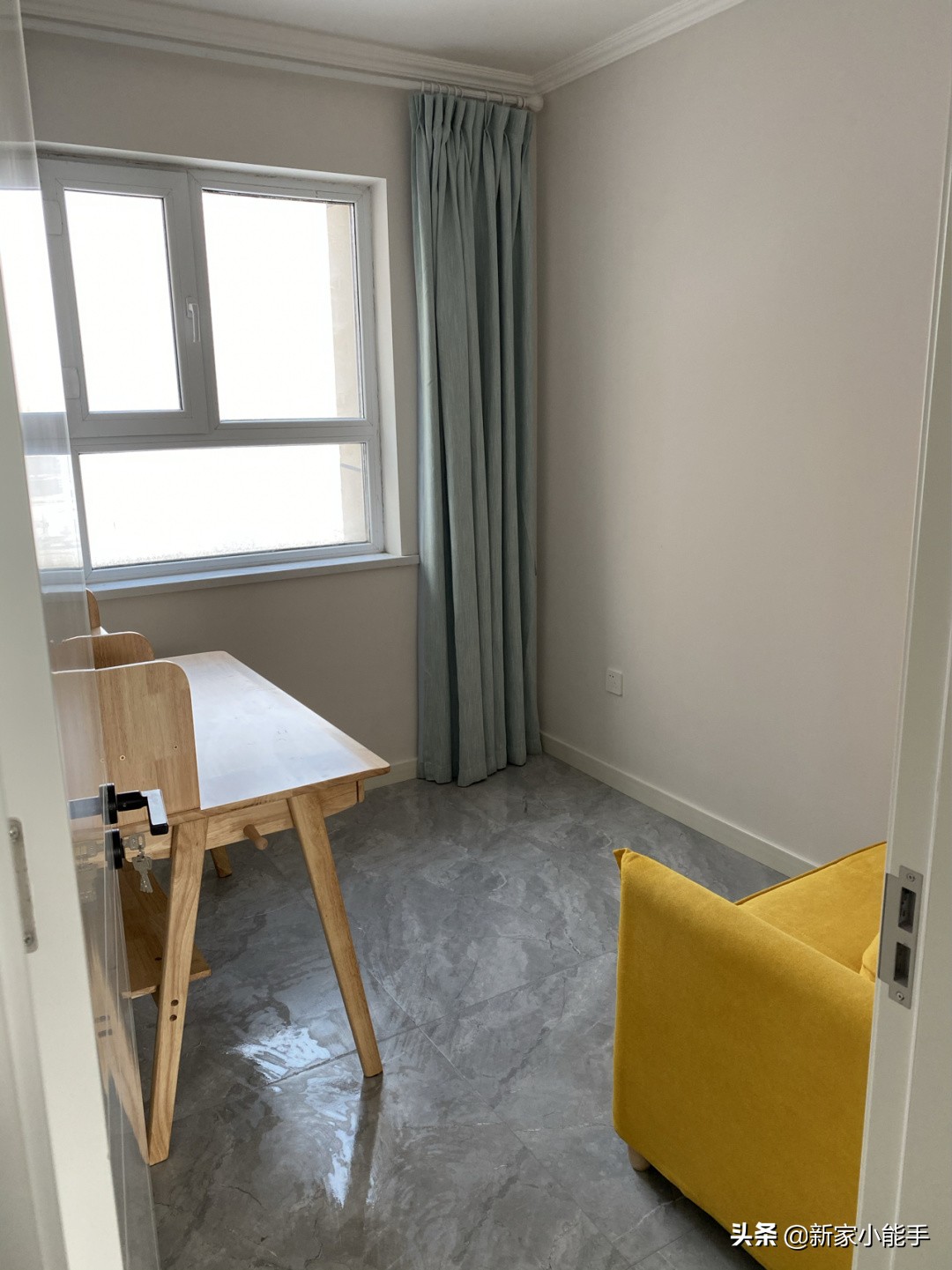 Her new house with 107 square meters, no ceiling, no TV wall, simple ...