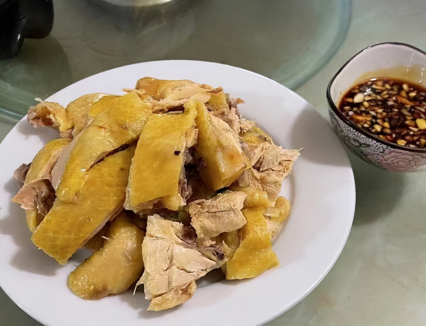 There is a small broken shop in a small Shanghai town that doesn't even ...