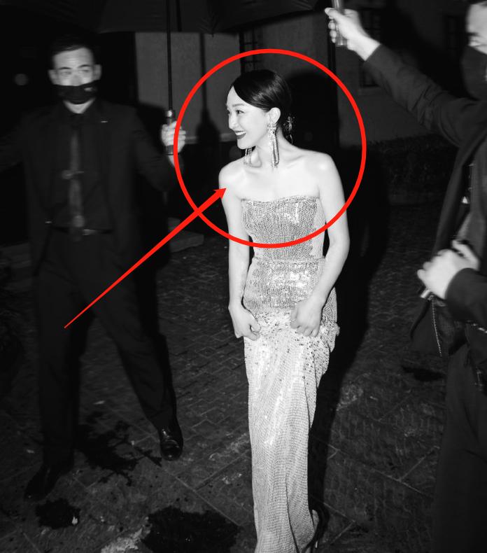 46-year-old Zhou Xun's work picture was exposed, wearing a tight skirt and slim body, but the ...