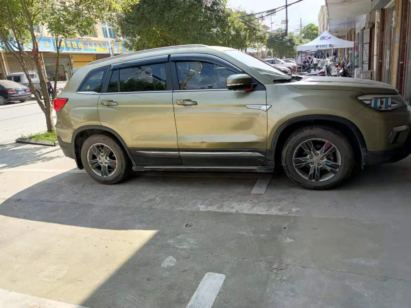 Amber gold CS75, a model of compact SUV - iNEWS
