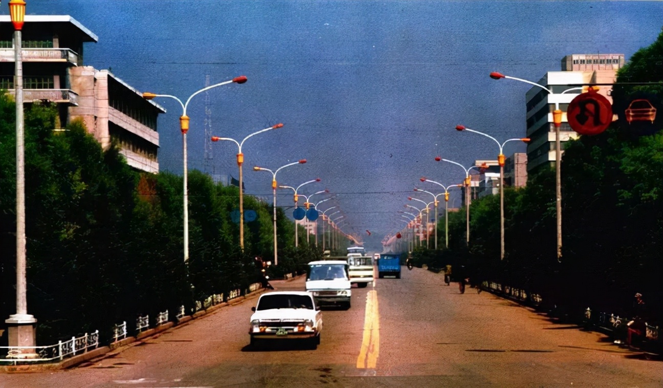 Old photos, the scene of Xining city in the 80s and 90s, look at the ...