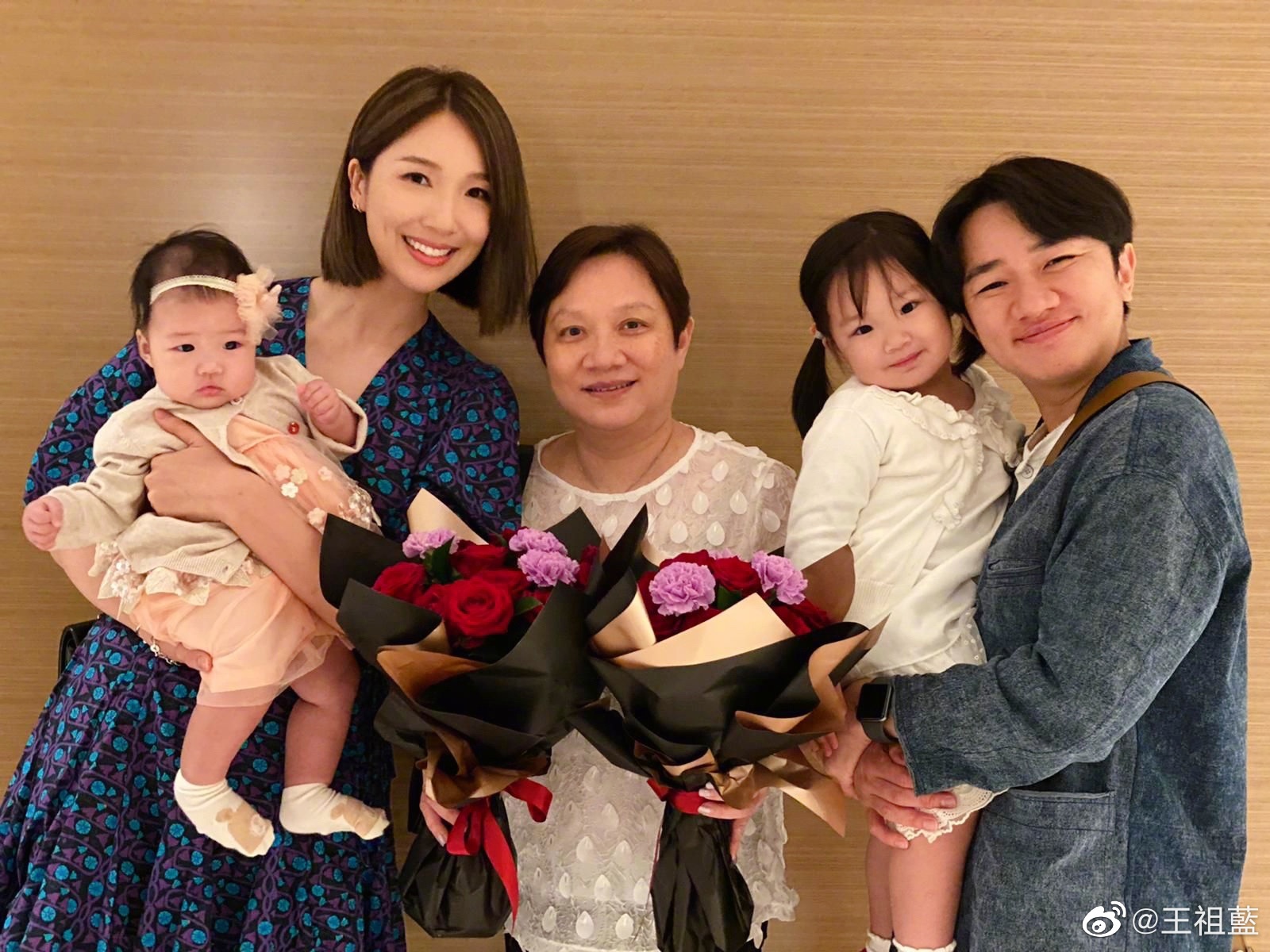 Wang Zulan took a photo with his daughter, Erbao and sister in the same pose, with similar ...
