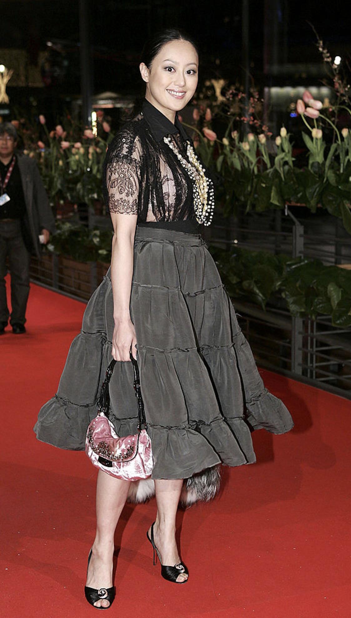 Zhang Xiaohui attended the event with exaggerated extravagance, wearing a giant diamond ring and ...