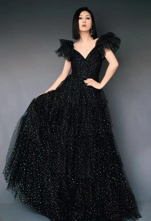 Miriam Yang really dared to wear it too wide, and the big V dress has a ...