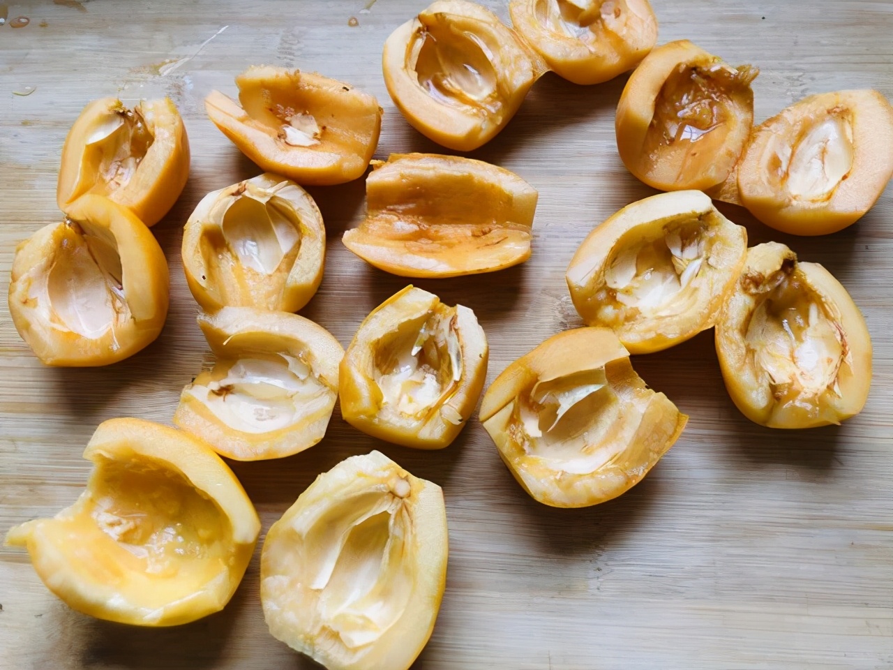 In summer, remember to stew loquat with red wine and eat it every other ...