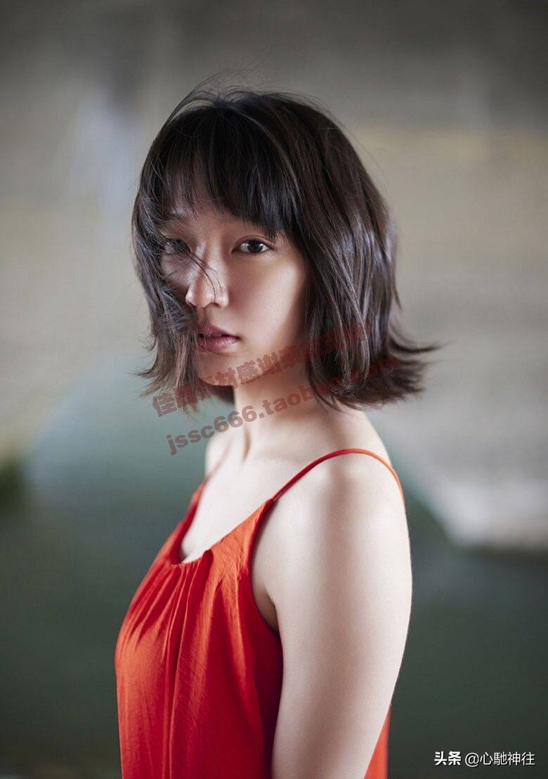 The popular Japanese actress Yoshioka Riho has an angelic face and a ...