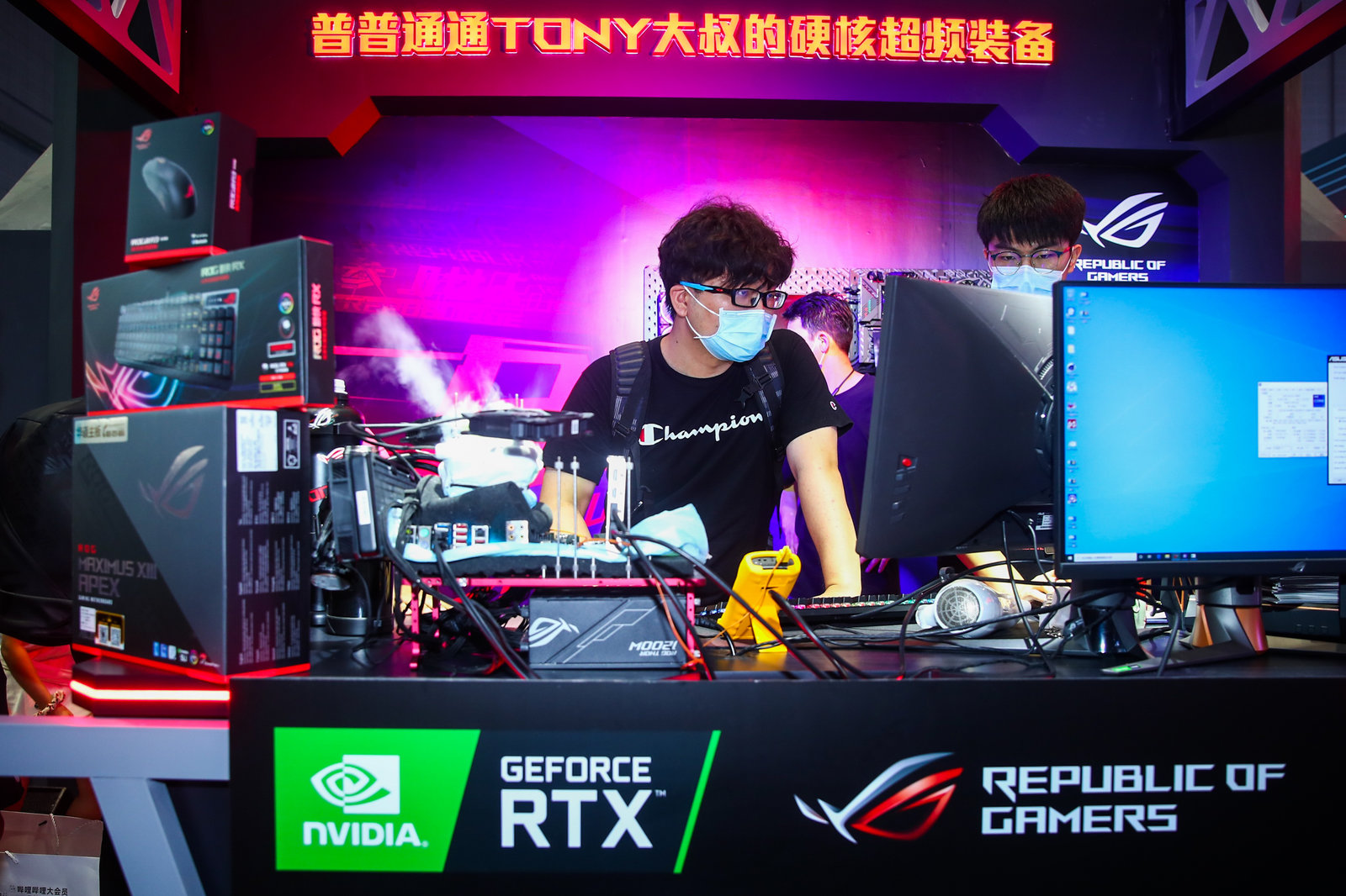 Liquid nitrogen overclocking + CF rivalry ASUS motherboard detonates ...