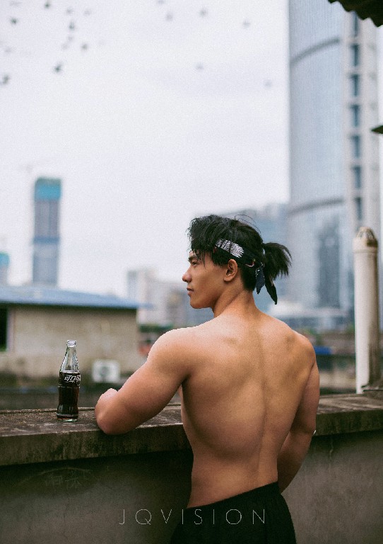 Brother Sunshine Zeng Haoran: Have a nice day alone - iNEWS