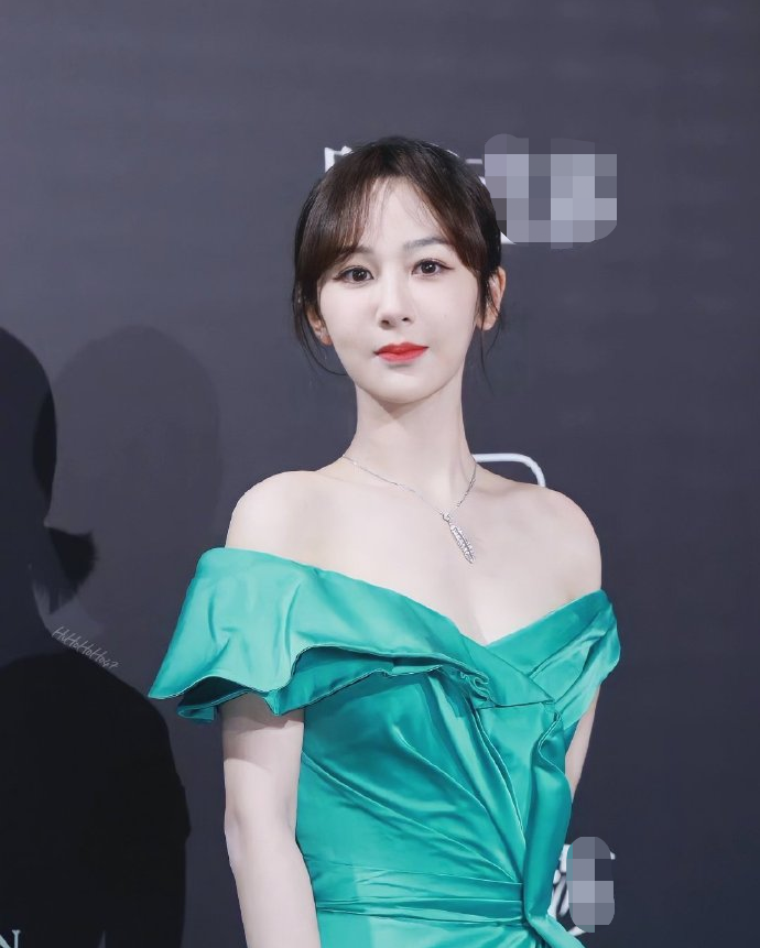 Yang Zi walks the red carpet in Martin boots!The skirt with fragrant ...