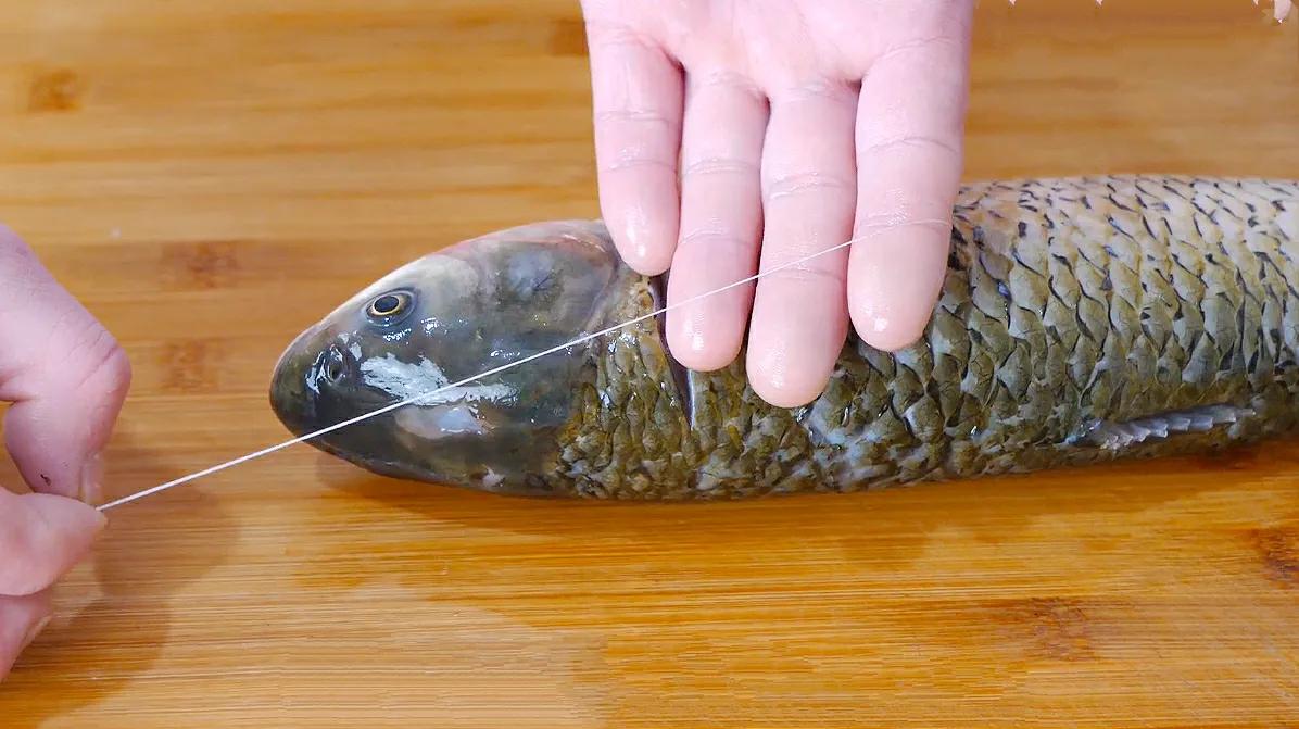 Put a whole fish into the rice cooker. This is the first time I saw ...