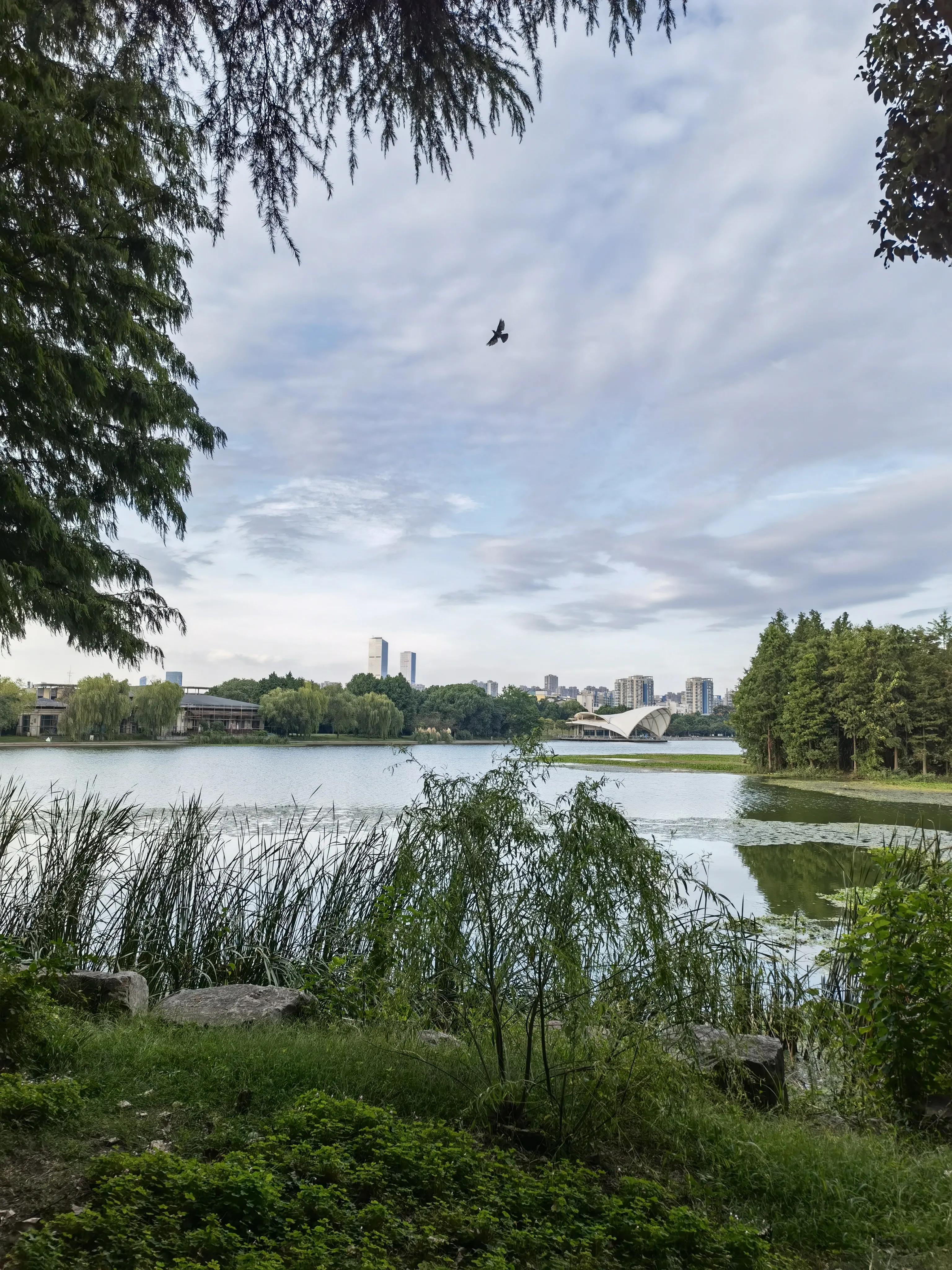 Beautiful view of Wuxi Lihu Lake - iNEWS