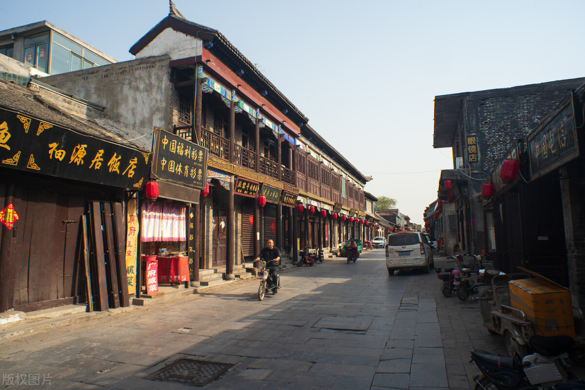 Yongnian Guangfu Ancient City: Blue water and blue sky, high and low ...